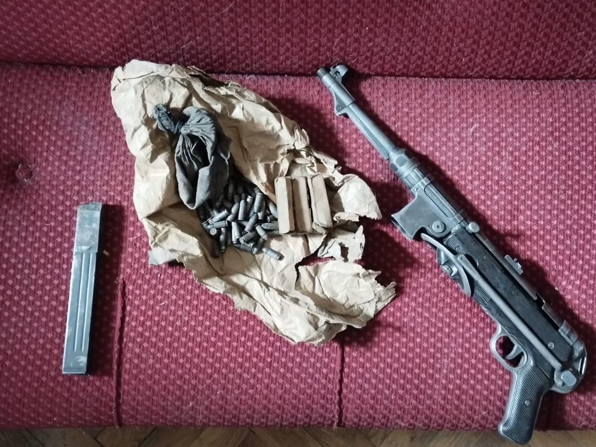 Pistolet maszynowy MP-40 odnaleziony w remontowanej kamienicy