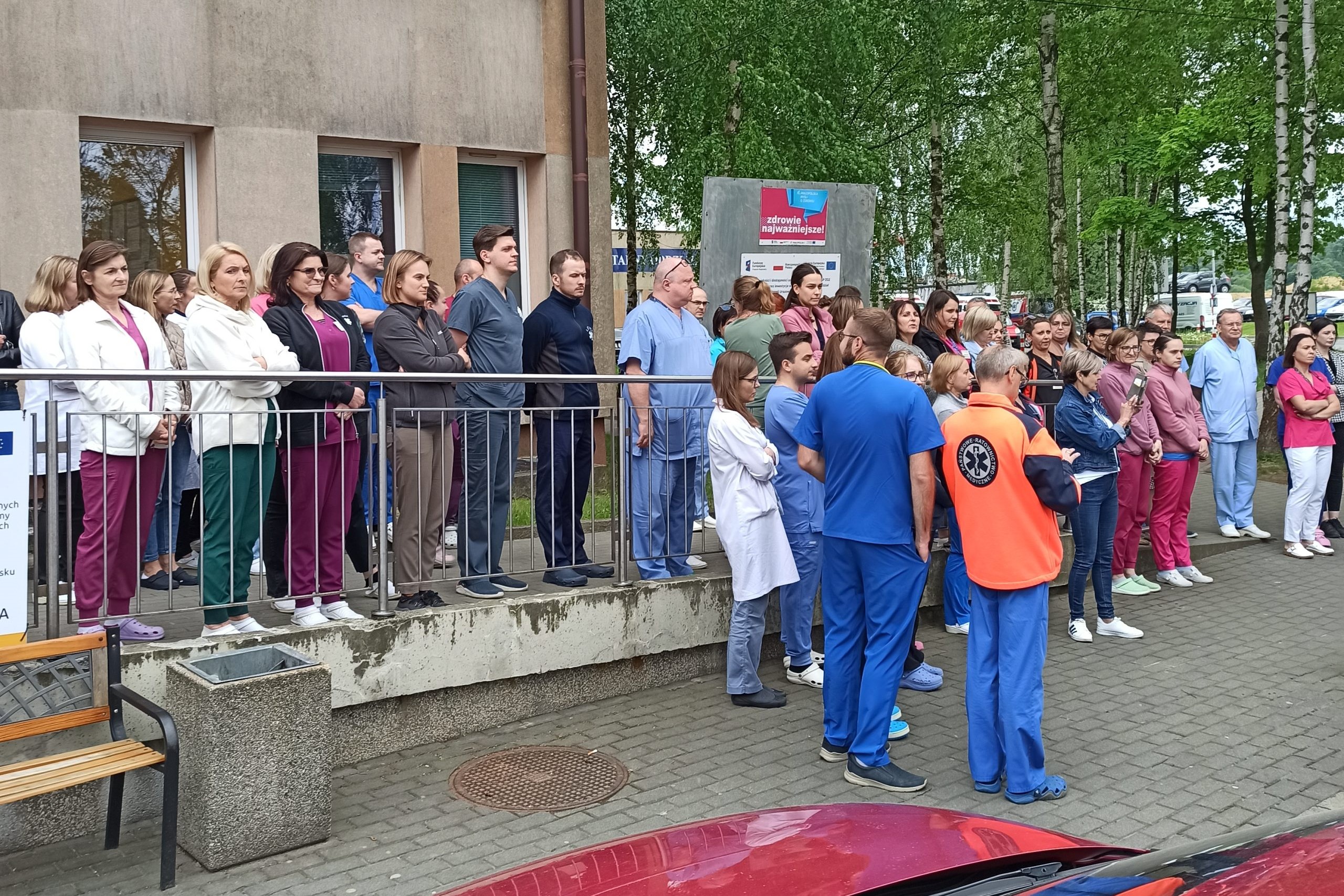 Minuta ciszy przed Szpitalem w Brzesku. Pracownicy szpitala upamiętnili zamordowanego lekarza ...